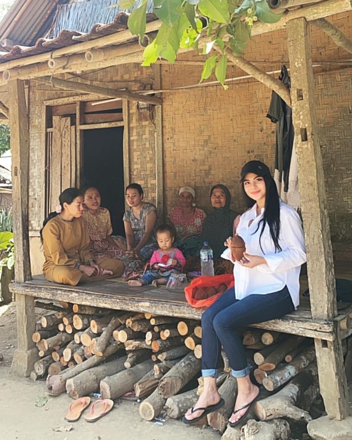 Gaya Seksi Tisya Erni Saat Nikmati Bir Pletok dan Racik Kopi