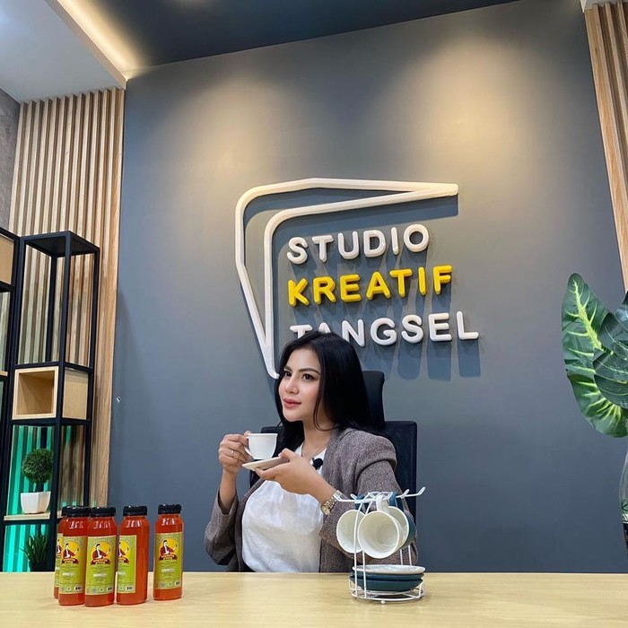Gaya Seksi Tisya Erni Saat Nikmati Bir Pletok dan Racik Kopi