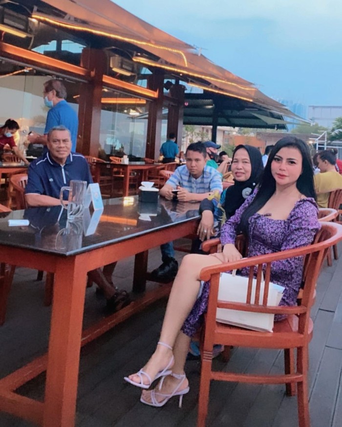 Gaya Seksi Tisya Erni Saat Nikmati Bir Pletok dan Racik Kopi