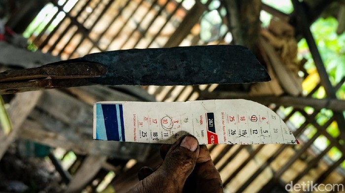 Pandai Besi Tradisional Masih Bertahan di Era Modern