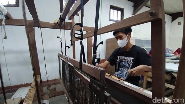 Foto: Asyiknya Belajar Menenun di Rumah Tenun Magelang