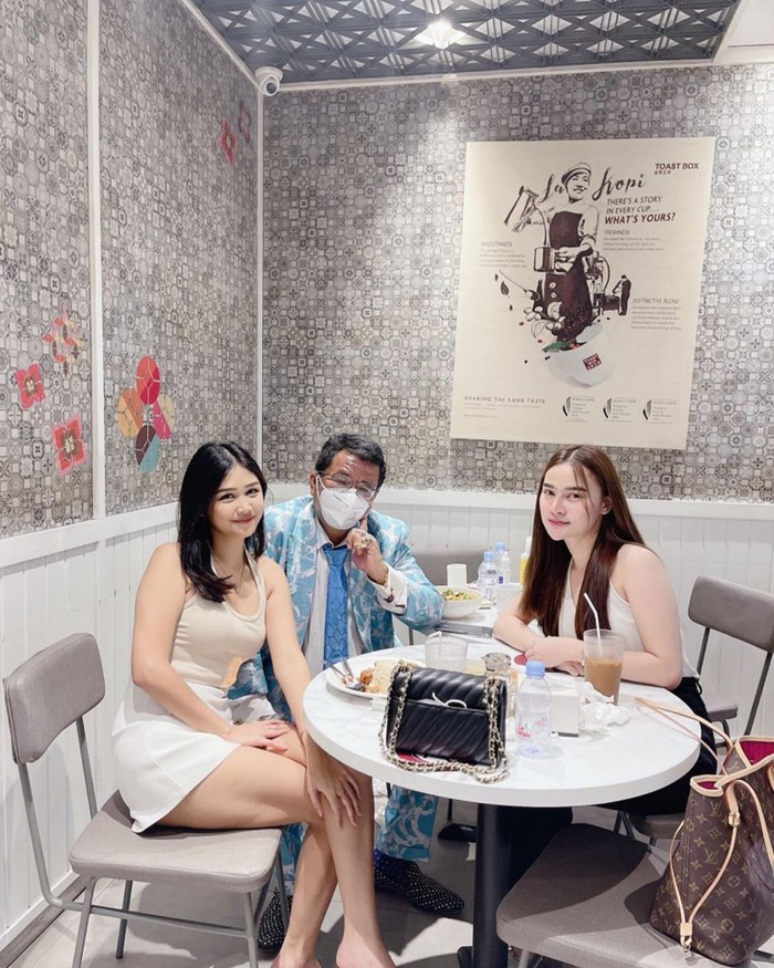Hotman Paris Asyik Kulineran Bareng Aspri Cantik, Ini Momennya
