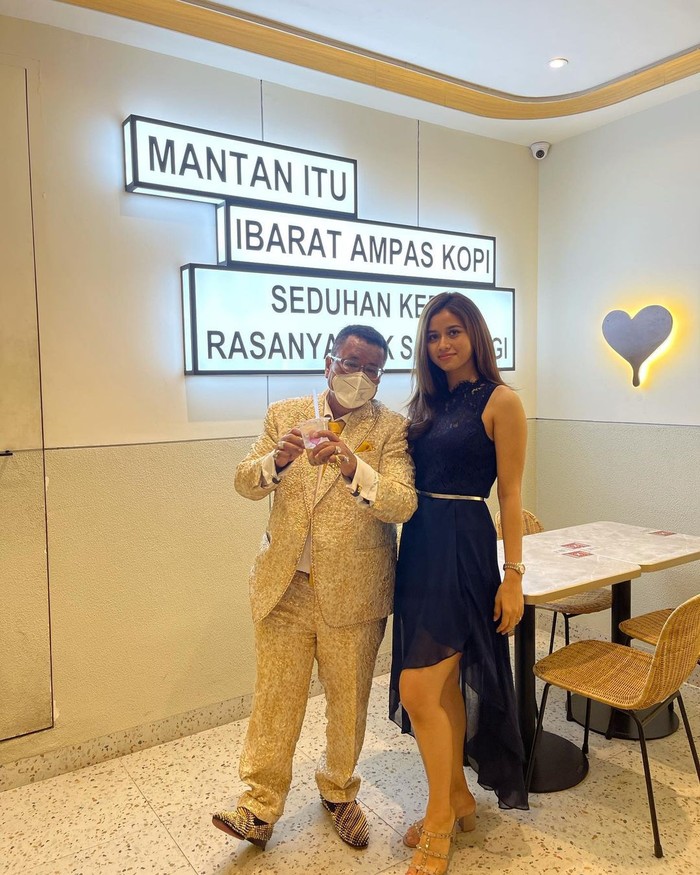 Hotman Paris Asyik Kulineran Bareng Aspri Cantik, Ini Momennya