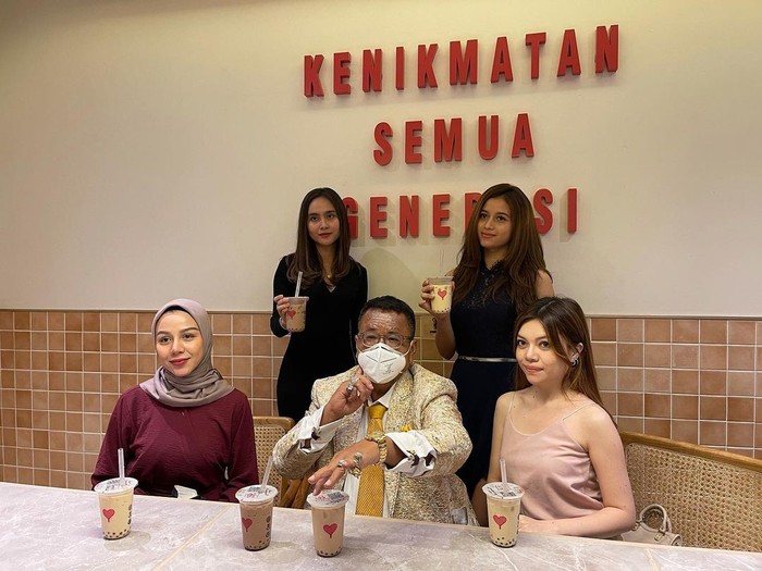Hotman Paris Asyik Kulineran Bareng Aspri Cantik, Ini Momennya