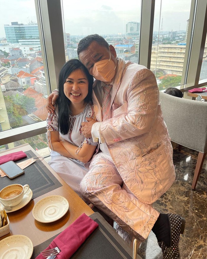 Hotman Paris Asyik Kulineran Bareng Aspri Cantik, Ini Momennya Hotman Paris Asyik Kulineran Bareng Aspri Cantik, Ini Momennya