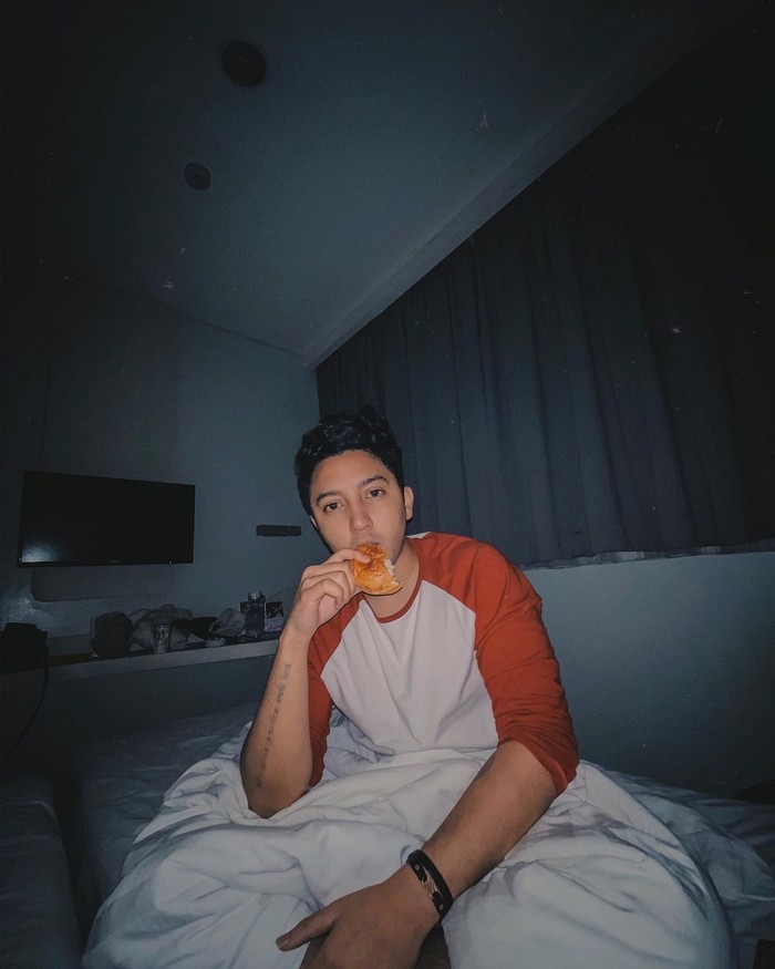 10 Gaya Keren Aron Ashab Saat Ngopi di Kafe dan Belanja Sayuran
