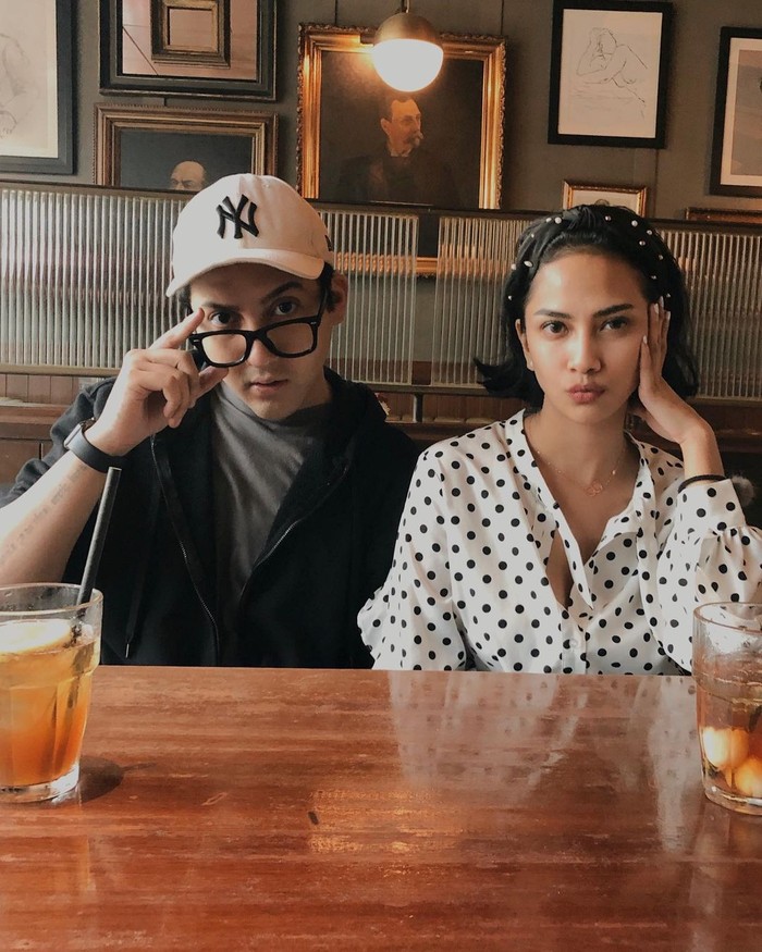 10 Gaya Keren Aron Ashab Saat Ngopi di Kafe dan Belanja Sayuran