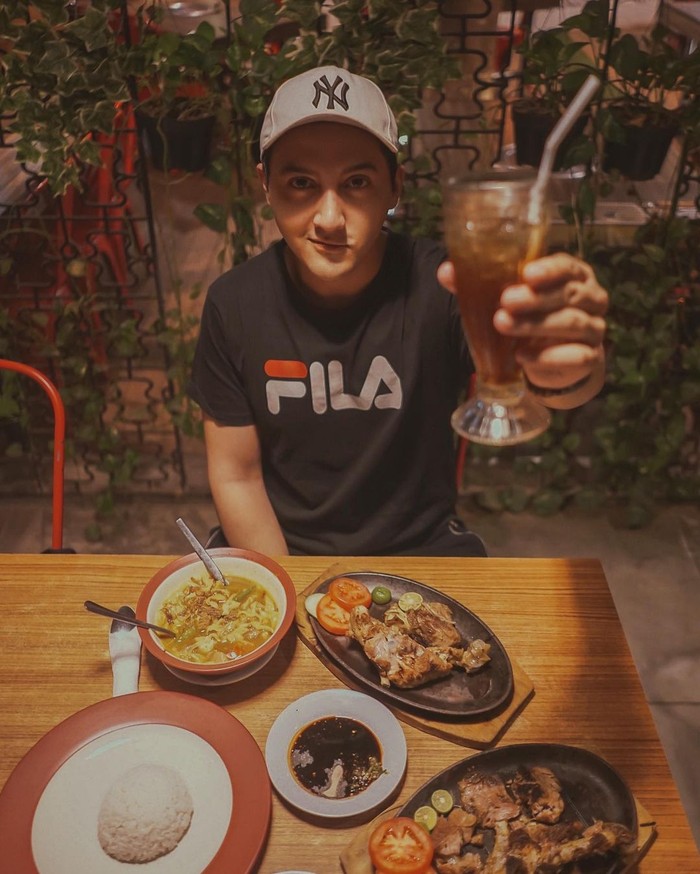 10 Gaya Keren Aron Ashab Saat Ngopi di Kafe dan Belanja Sayuran