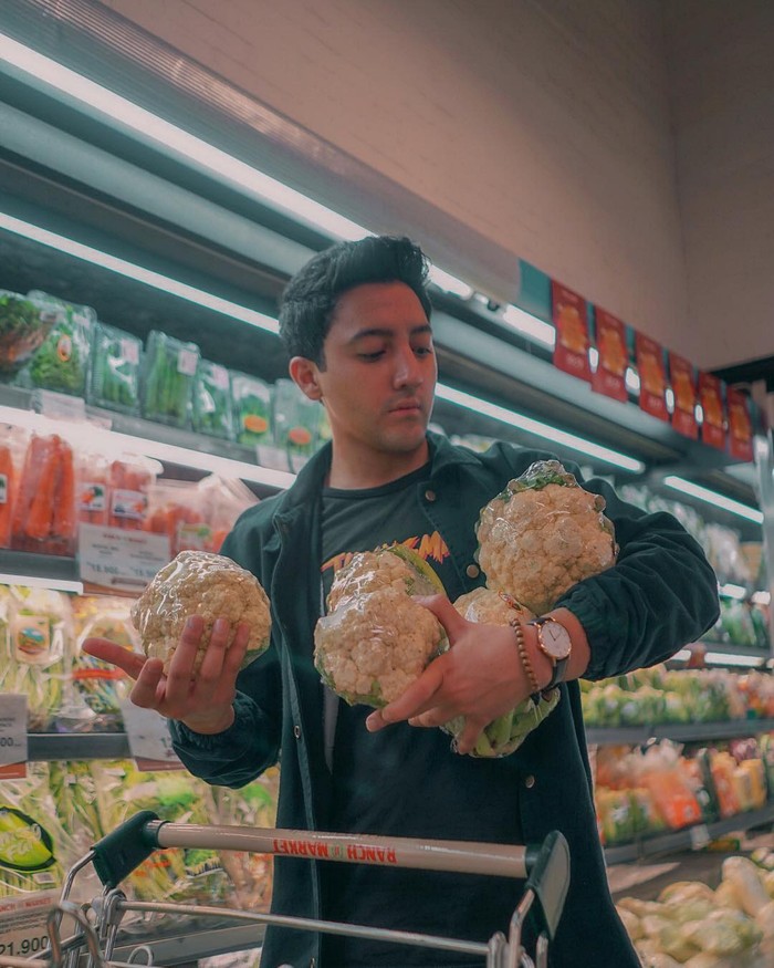 10 Gaya Keren Aron Ashab Saat Ngopi di Kafe dan Belanja Sayuran