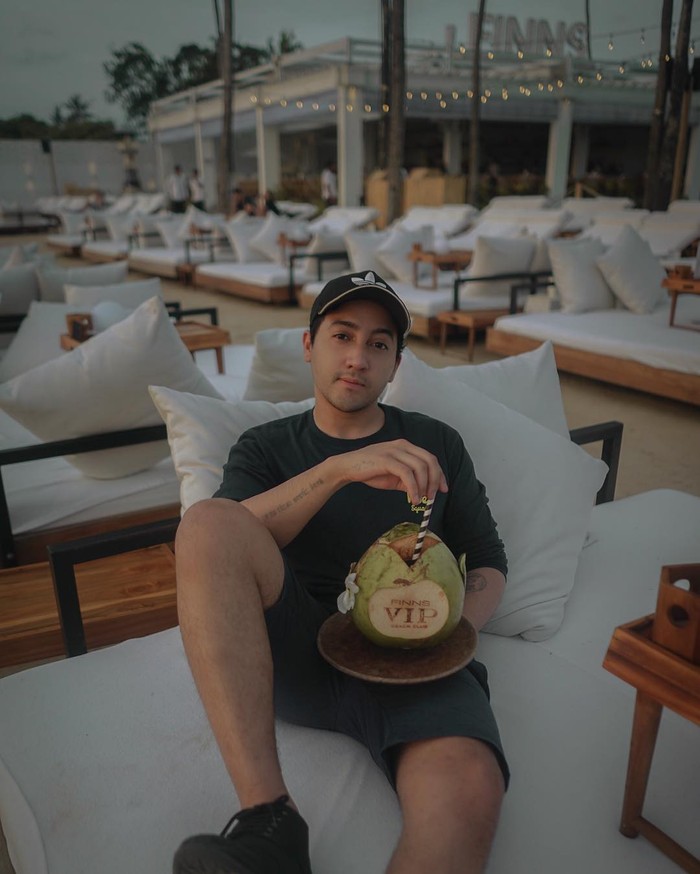 10 Gaya Keren Aron Ashab Saat Ngopi di Kafe dan Belanja Sayuran