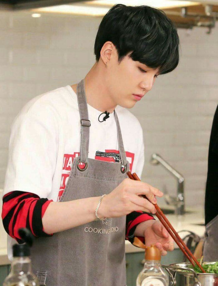 Momen Seru Suga BTS Saat Masak Kimchi Jjigae dan Makan Pizza