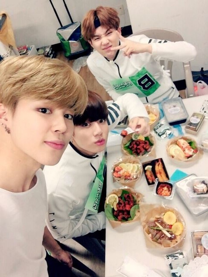 Momen Seru Suga BTS Saat Masak Kimchi Jjigae dan Makan Pizza