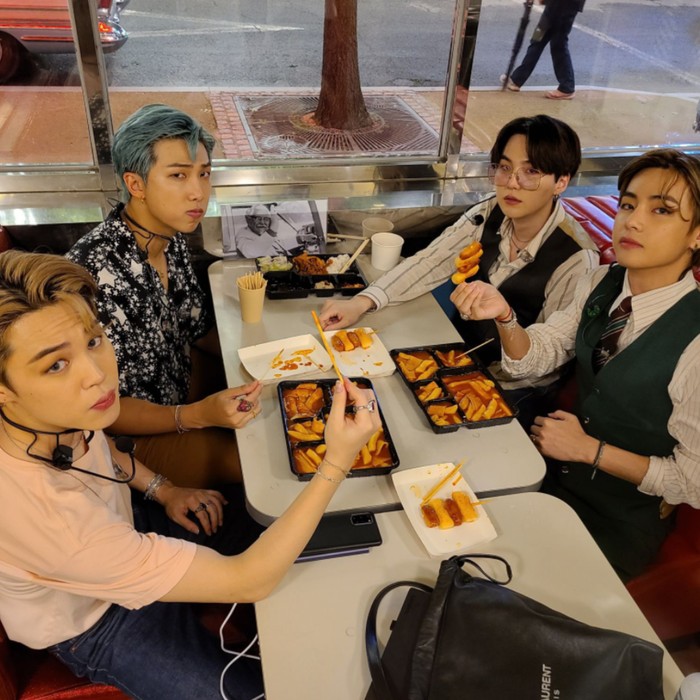 Momen Seru Suga BTS Saat Masak Kimchi Jjigae dan Makan Pizza