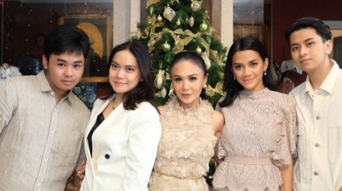 Potret Yuni Shara yang Akur dengan Mantan Suami saat Natal