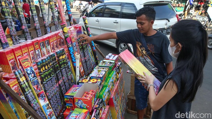 Dekati Pergantian Tahun, Penjual Kembang Api Diserbu Pembeli