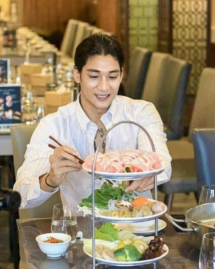 Paing Takhon, Pria Paling Tampan di Dunia yang Doyan Makan Buah