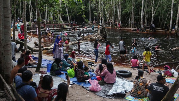 Asiknya Berenang di Pemandian Air Gambut Danum Bahandang Tangkiling