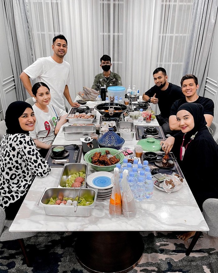 Serunya Momen Irwansyah Makan Lobster dan Hot Pot Bareng Zaskia Sungkar