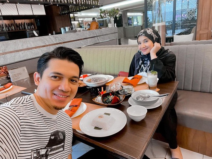 Serunya Momen Irwansyah Makan Lobster dan Hot Pot Bareng Zaskia Sungkar
