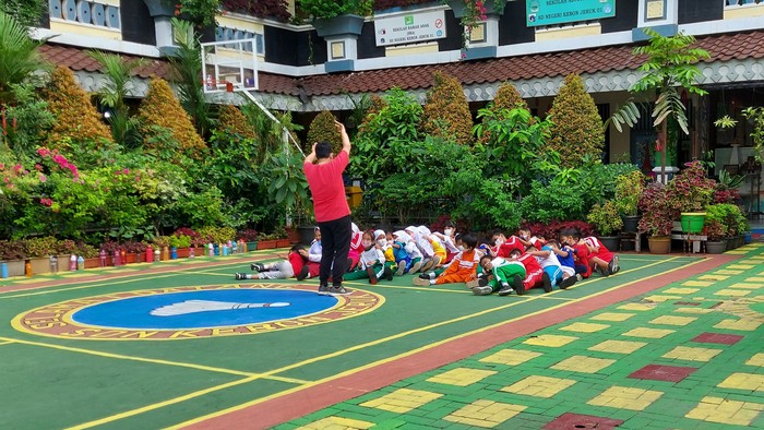6 Potret Sekolah Tatap Muka di SD, Siswa Sudah Bisa Penjas di Lapangan