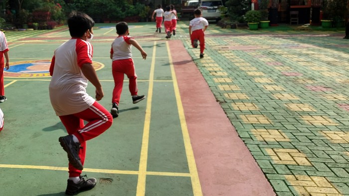 6 Potret Sekolah Tatap Muka di SD, Siswa Sudah Bisa Penjas di Lapangan