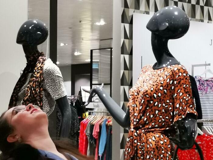 Deretan Manekin Tak Biasa, Bikin yang Belanja Gagal Fokus