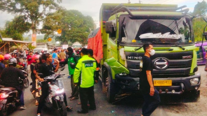 Saling Salip Di Jalur Sukabumi Bogor Pemotor Tewas Tertabrak Pikap