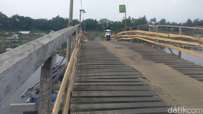 Potret 3 Jembatan Apung Cantik di Bandung Barat