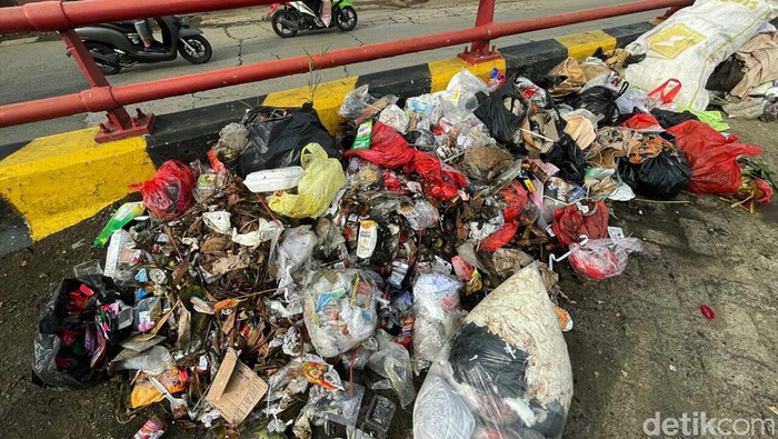 Jorok! Sampah Menumpuk di Flyover Kranji Bekasi