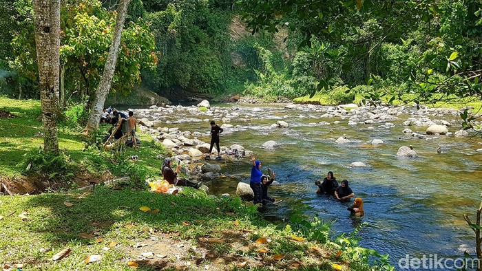 Foto: Bisa Main Air di Sungai Sejernih Ini di Sulawesi Barat