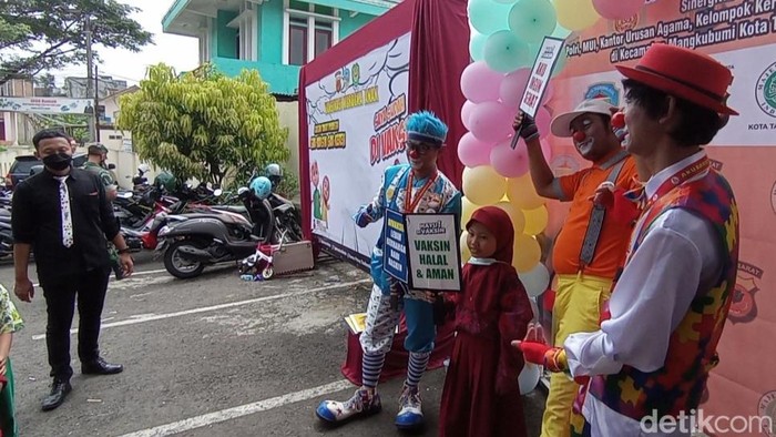 Atraksi Badut-Hadiah Sepeda Pikat Anak Divaksinasi di Tasikmalaya Atraksi Badut-Hadiah Sepeda Pikat Anak Divaksinasi di Tasikmalaya