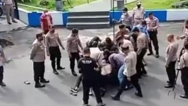Viral Pria Bawa Sajam Masuk Polres Lumajang Hendak Serang Polisi Viral Pria Bawa Sajam Masuk Polres Lumajang Hendak Serang Polisi