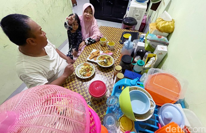 Ikhtiar Bu Guru Mengangkat Derajat Tunarungu