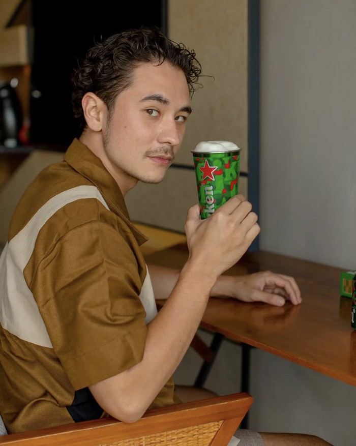 10 Potret Keren Jerome Kurnia, Aktor 'Penyalin Cahaya' Saat di Dapur ...