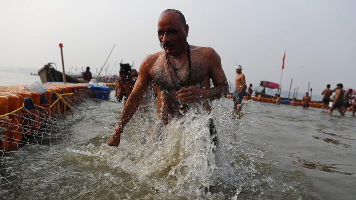 Abaikan Corona, Puluhan Ribu Warga Ritual Mandi Suci di Sungai Gangga Abaikan Corona, Puluhan Ribu Warga Ritual Mandi Suci di Sungai Gangga