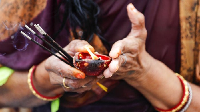 Abaikan Corona, Puluhan Ribu Warga Ritual Mandi Suci di Sungai Gangga Abaikan Corona, Puluhan Ribu Warga Ritual Mandi Suci di Sungai Gangga