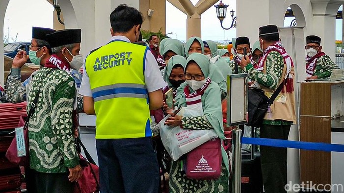 Momen Haru Jemaah asal Yogyakarta Bisa Berangkat Umrah Momen Haru Jemaah asal Yogyakarta Bisa Berangkat Umrah