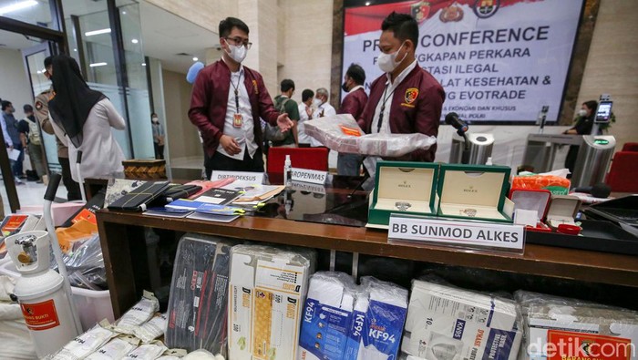 Bareskrim Pamerkan Barbuk Tersangka Kasus Investasi Bodong Alkes