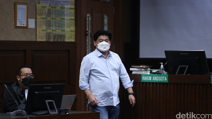 Ekspresi Heru Hidayat yang Dituntut Hukuman Mati Namun Divonis Nihil Ekspresi Heru Hidayat yang Dituntut Hukuman Mati Namun Divonis Nihil