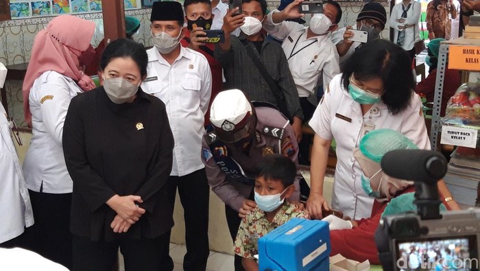 Puan Maharani Bagi-bagi Kaos Saat Cek Vaksinasi Anak di Boyolali Puan Maharani Bagi-bagi Kaos Saat Cek Vaksinasi Anak di Boyolali