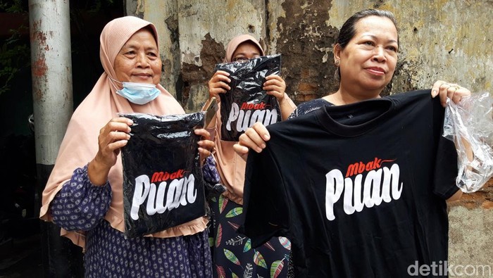 Puan Maharani Bagi-bagi Kaos Saat Cek Vaksinasi Anak di Boyolali Puan Maharani Bagi-bagi Kaos Saat Cek Vaksinasi Anak di Boyolali