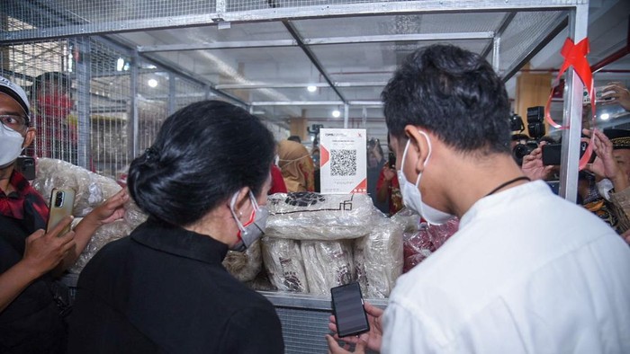 Ditemani Gibran, Puan Resmikan Pasar Legi-Belanja Batik Ditemani Gibran, Puan Resmikan Pasar Legi-Belanja Batik