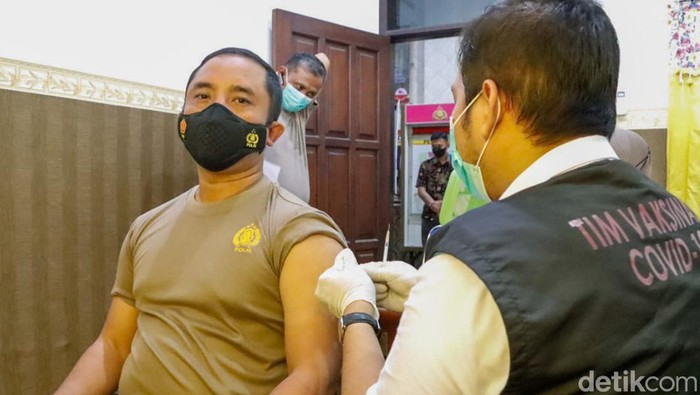 Polisi di Jombang yang Layani Masyarakat Secara Langsung Divaksin Booster Polisi di Jombang yang Layani Masyarakat Secara Langsung Divaksin Booster