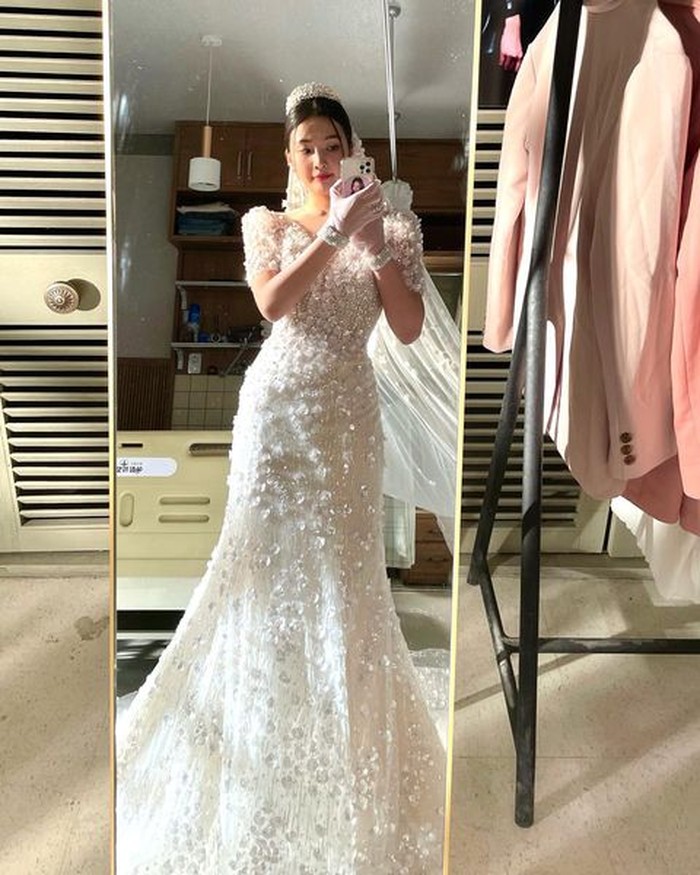 Bikin Heboh! Joy Red Velvet Unggah Foto Pakai Gaun Pengantin Bikin Heboh! Joy Red Velvet Unggah Foto Pakai Gaun Pengantin