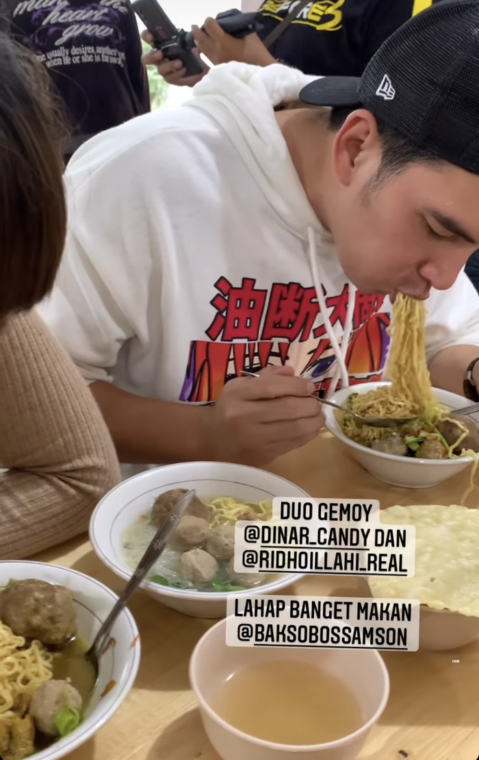 Kelewat Romantis, Pose Mesra Ridho Ilahi dan Dinar Candy Saat Suap-suapan Kelewat Romantis, Pose Mesra Ridho Ilahi dan Dinar Candy Saat Suap-suapan