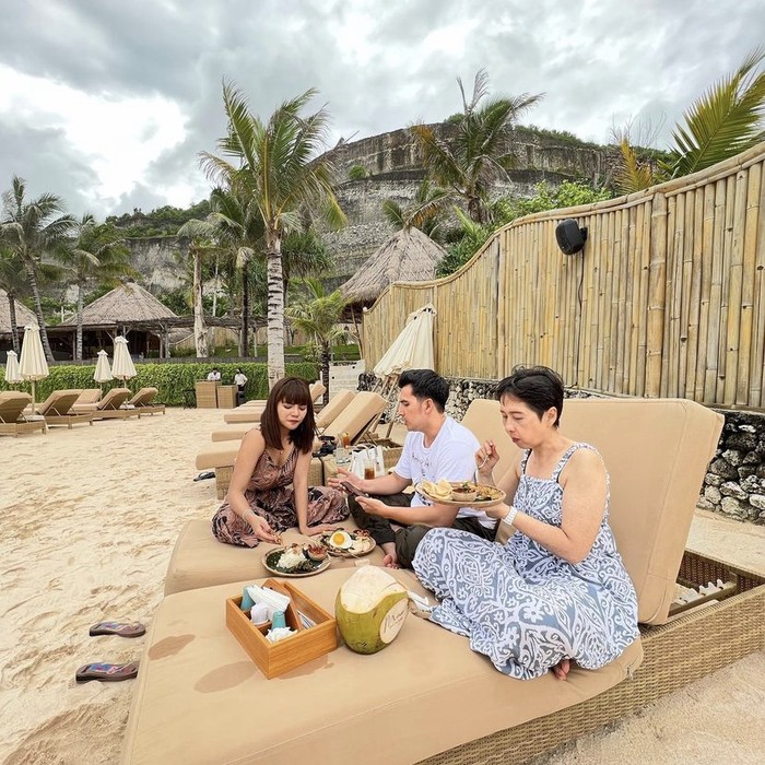 Kelewat Romantis, Pose Mesra Ridho Ilahi dan Dinar Candy Saat Suap-suapan Kelewat Romantis, Pose Mesra Ridho Ilahi dan Dinar Candy Saat Suap-suapan