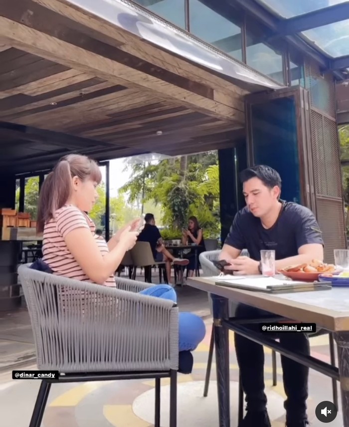 Kelewat Romantis, Pose Mesra Ridho Ilahi dan Dinar Candy Saat Suap-suapan Kelewat Romantis, Pose Mesra Ridho Ilahi dan Dinar Candy Saat Suap-suapan