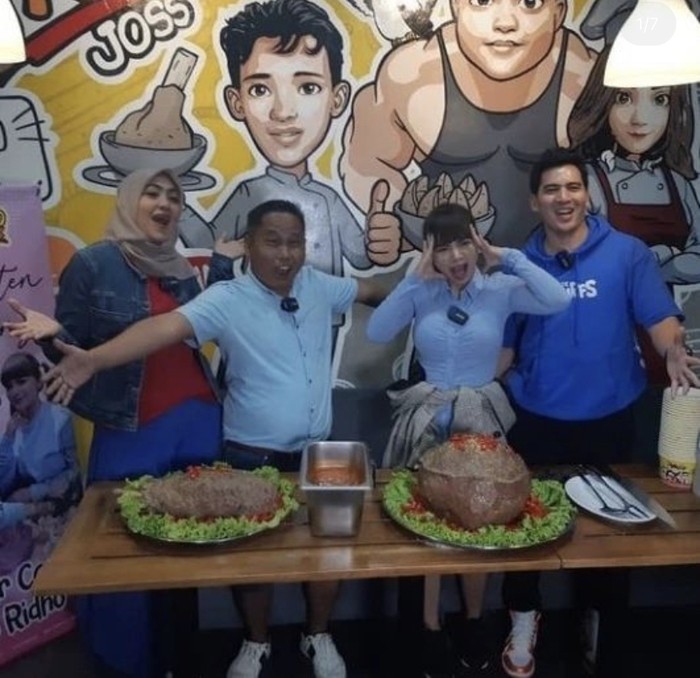 Kelewat Romantis, Pose Mesra Ridho Ilahi dan Dinar Candy Saat Suap-suapan Kelewat Romantis, Pose Mesra Ridho Ilahi dan Dinar Candy Saat Suap-suapan