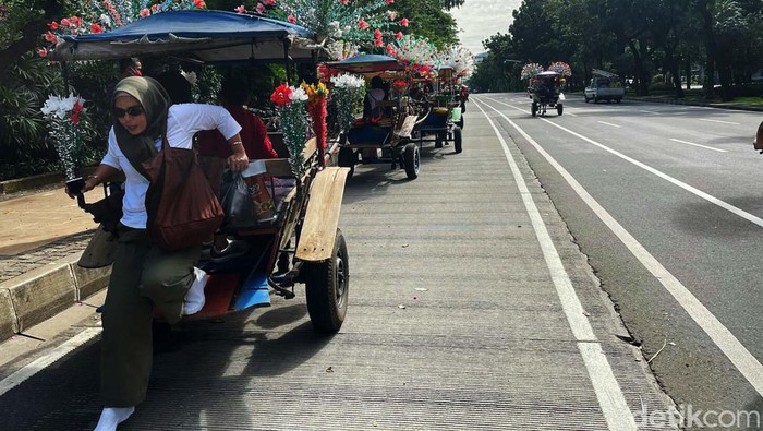 Potret Kusir Delman Berburu Rezeki di Kawasan Monas