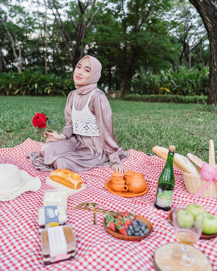 Pose Cantik Ririe Fairus Saat Belanja dan Ngopi di Kafe